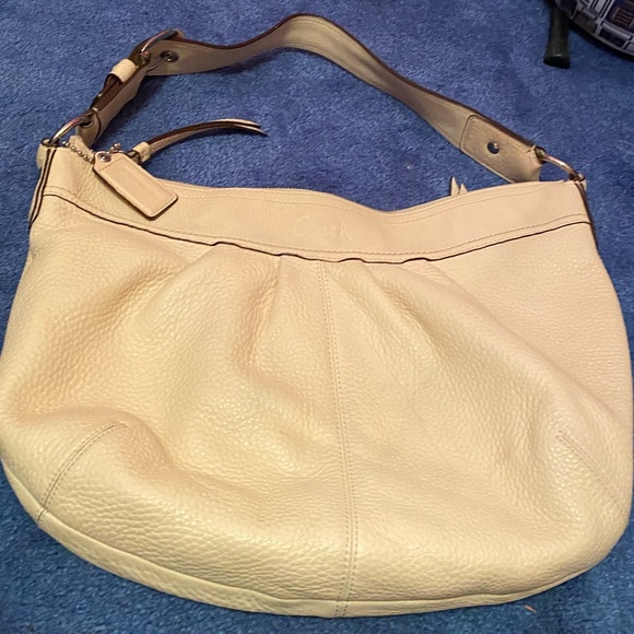 Bags | Coach Pebble Leather Cream Purse No Rips No Marks No Staining ...